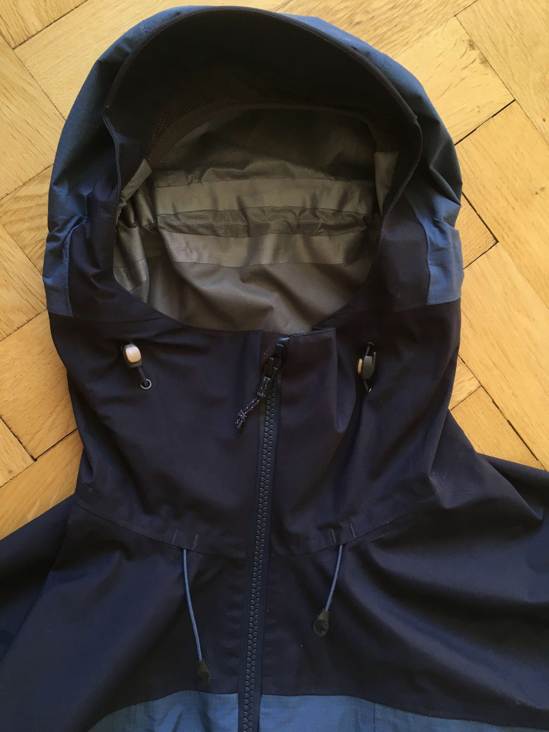 Recenze: DECATHLON FORCLAZ TREK 500 – PÁNSKÁ TREKOVÁ BUNDA | SvětOutdooru