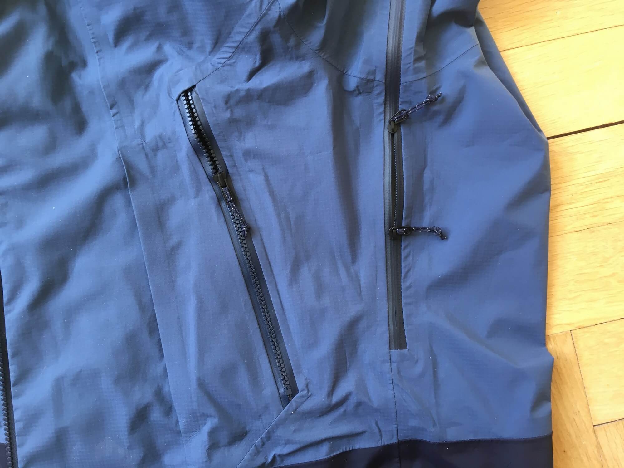 Recenze: DECATHLON FORCLAZ TREK 500 – PÁNSKÁ TREKOVÁ BUNDA | SvětOutdooru