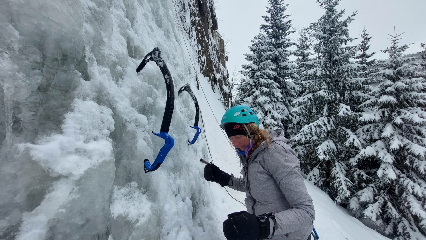 RECENZE: SIMOND MAMBA – CEPÍN NA LEDOPÁDY | SvětOutdooru