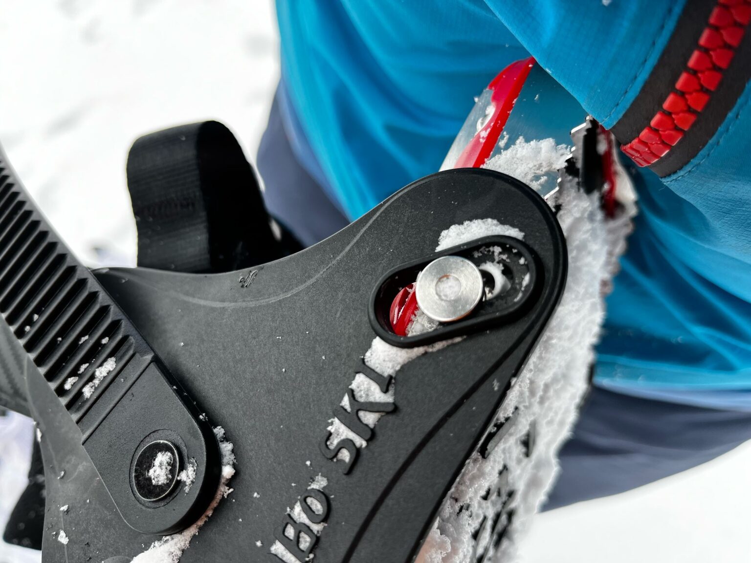 RECENZE: COMBO SKI – KOMBINACE SNĚŽNIC, MINI LYŽÍ A NESMEKŮ | SvětOutdooru